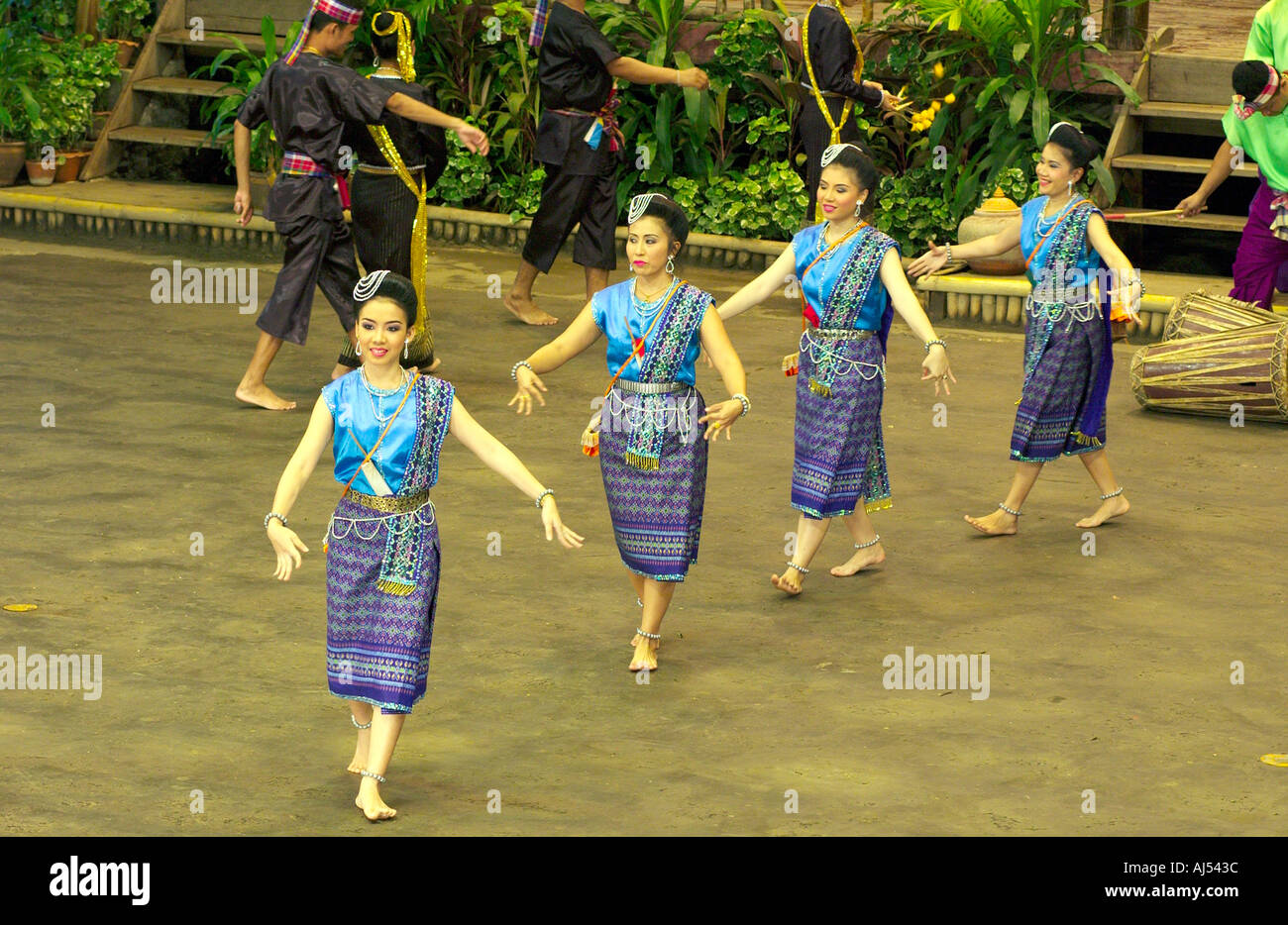 Thai rose garden dancers hi-res stock photography and images - Alamy