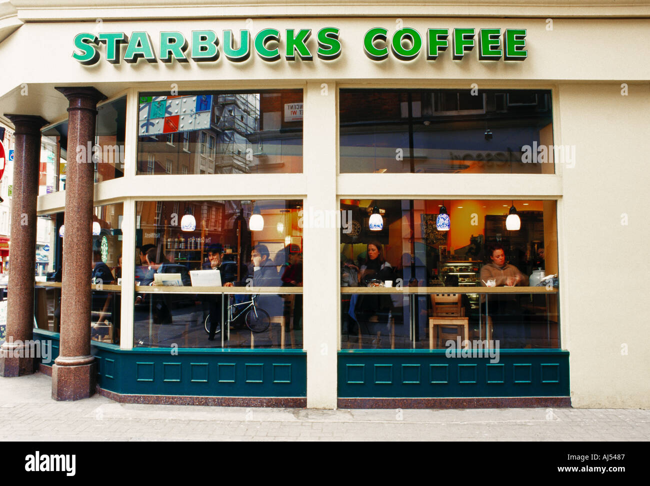 Busy coffee shop usa hi-res stock photography and images - Alamy