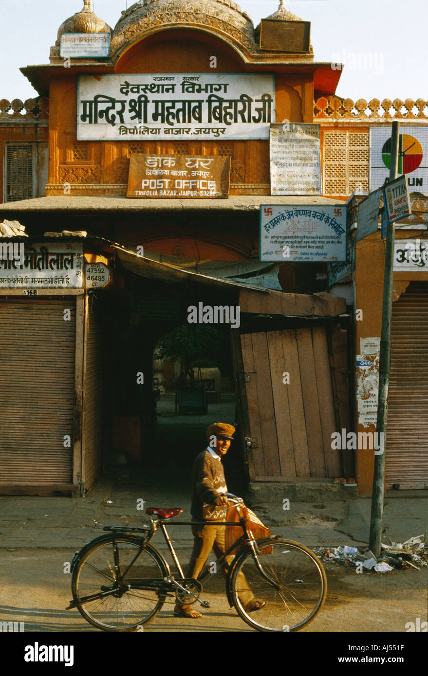 Old fashioned postman delivering letters hi-res stock photography and ...