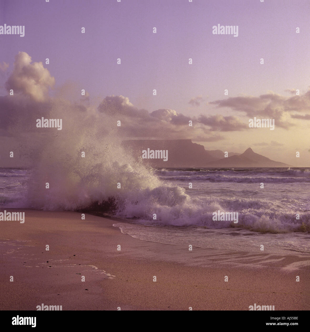 Flat topped rocks hi-res stock photography and images - Alamy