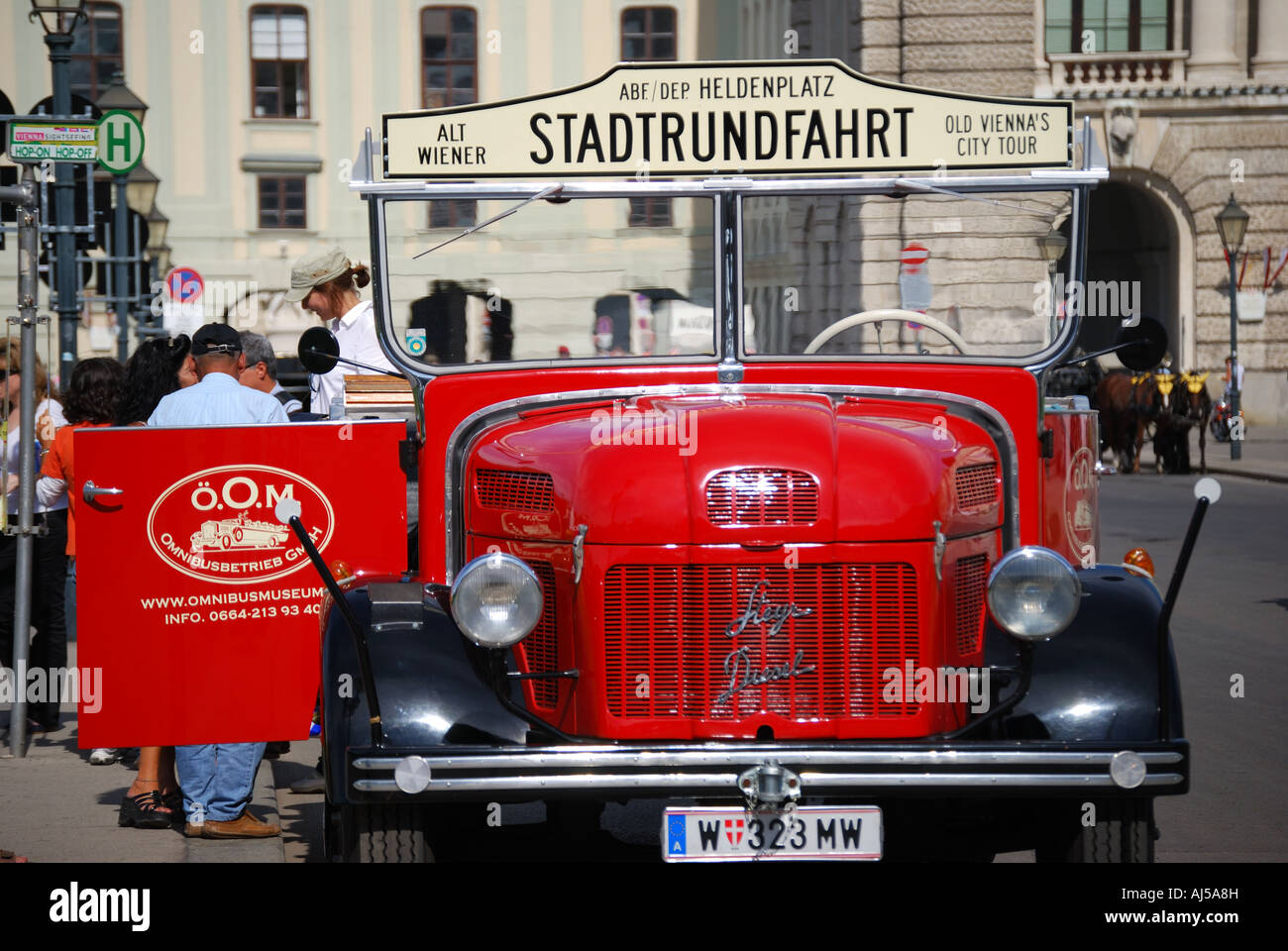 Vienna sightseeing bus tour hi-res stock photography and images - Alamy