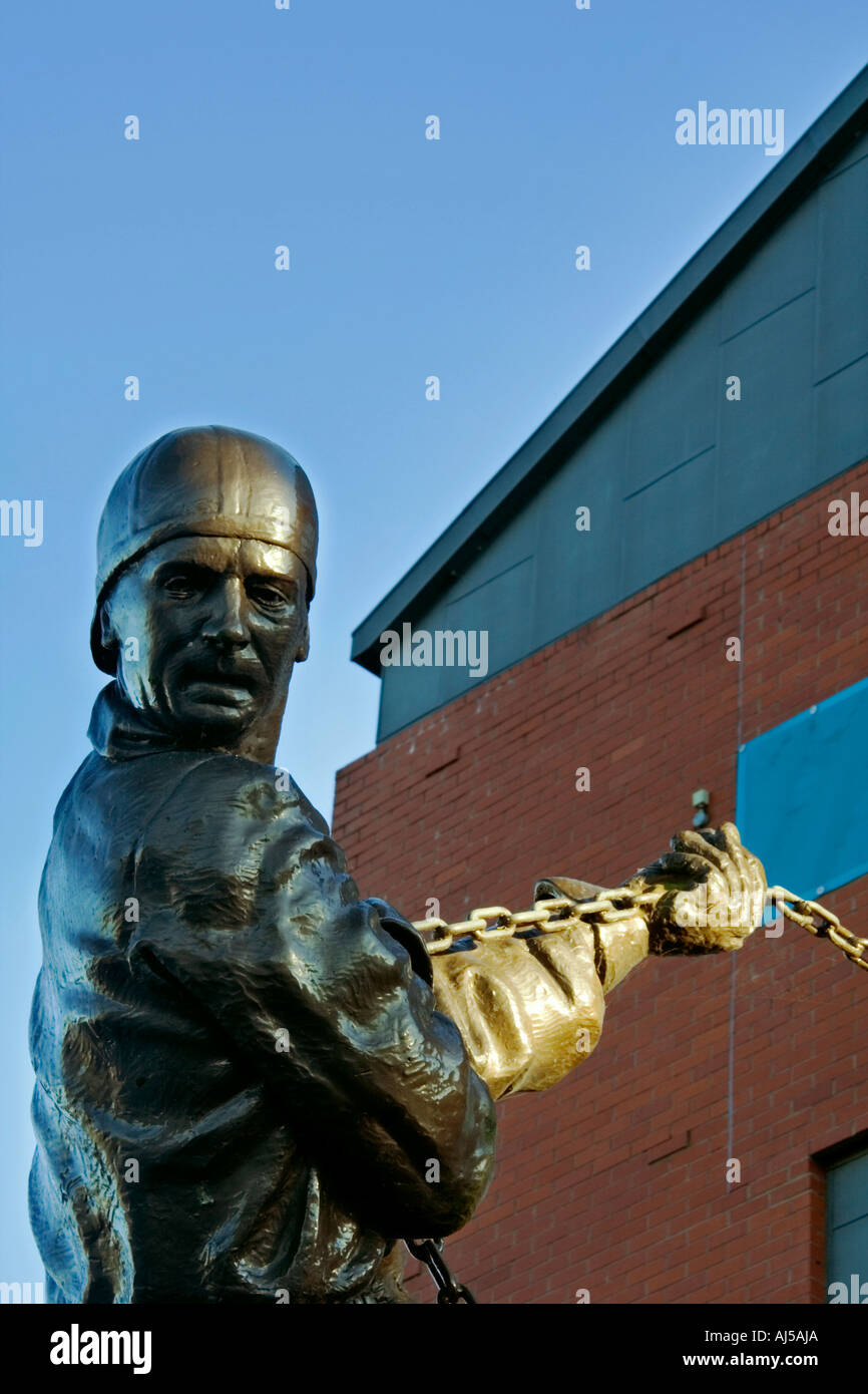 Statue of a shipyard worker by Andy Scott at the Clydebuilt museum ...