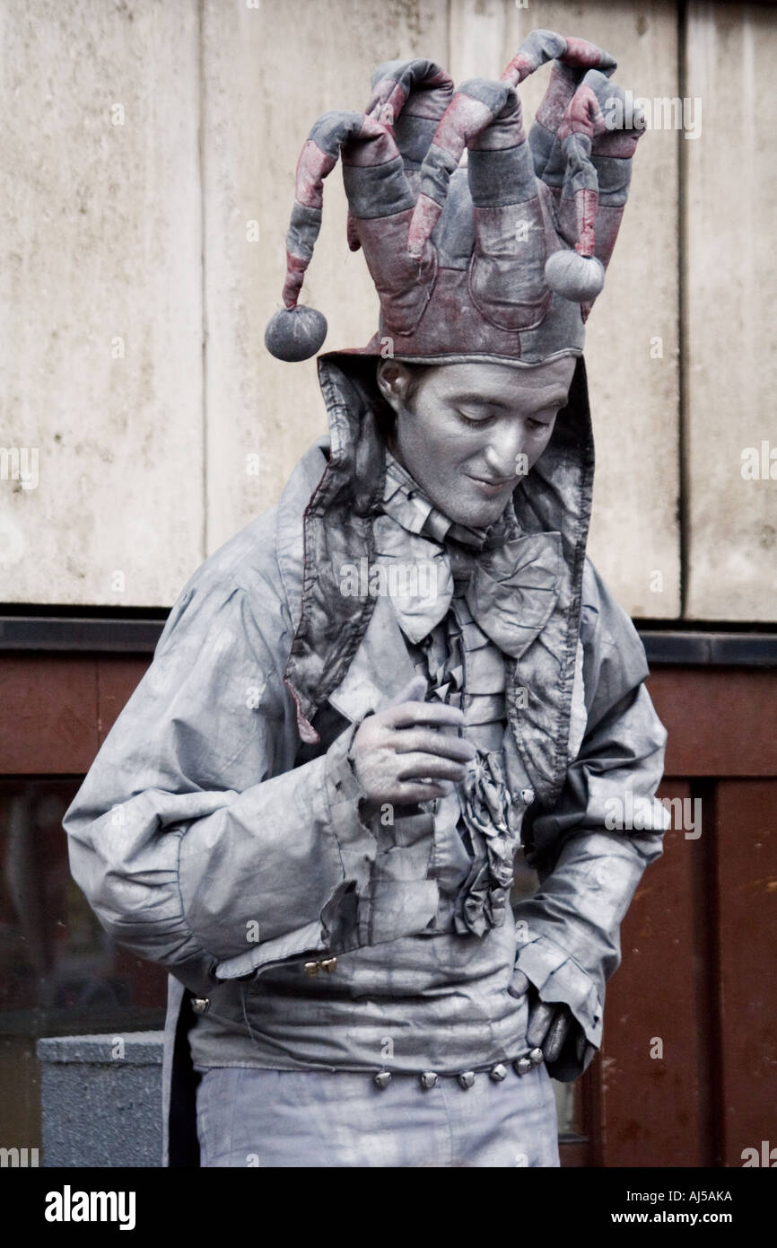 Mime artist posing as a jester statue at the Edinburgh festival fringe ...