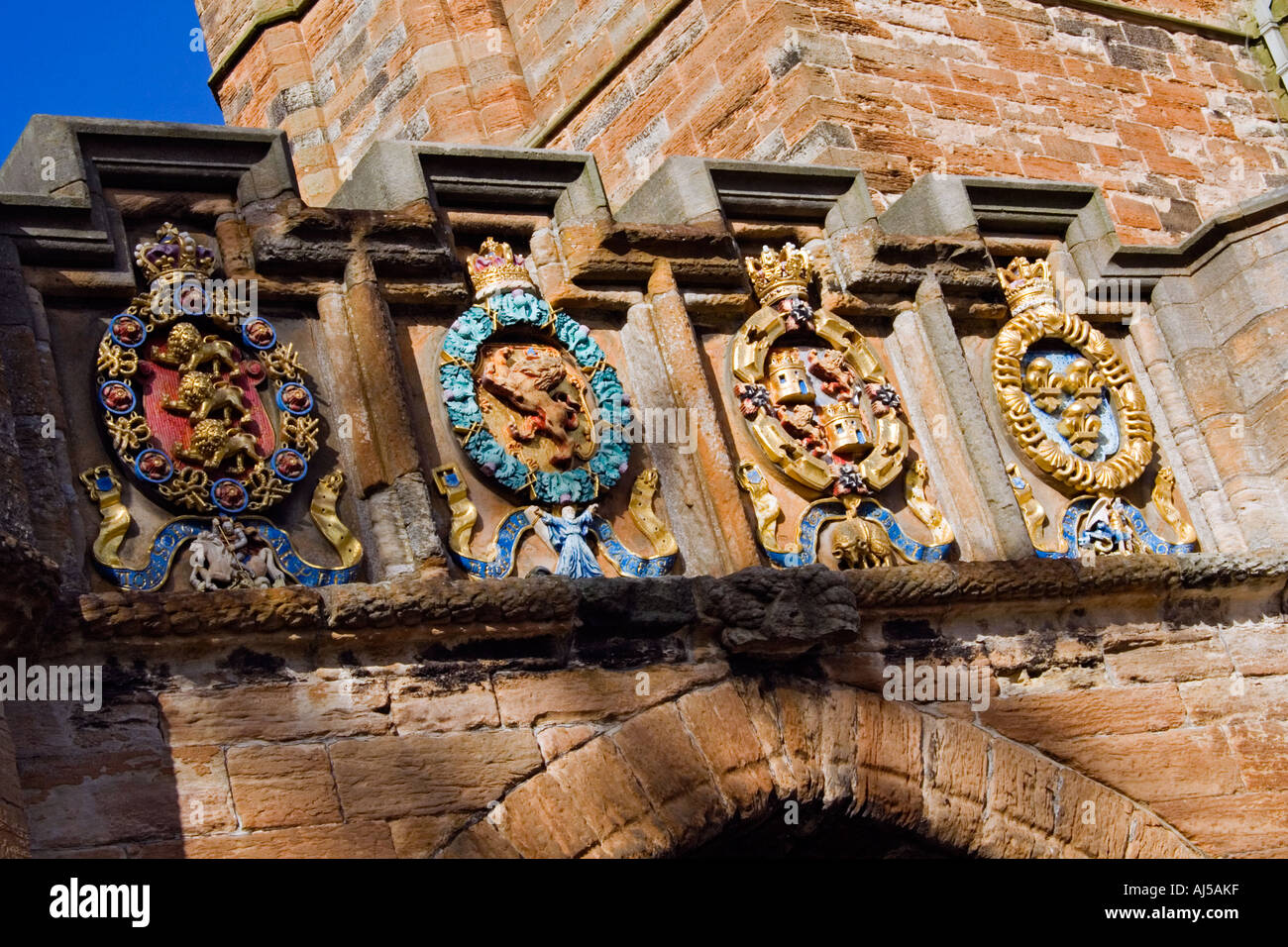 Royal heraldic coats of arms above the entrance to Linlithgow Palace ...