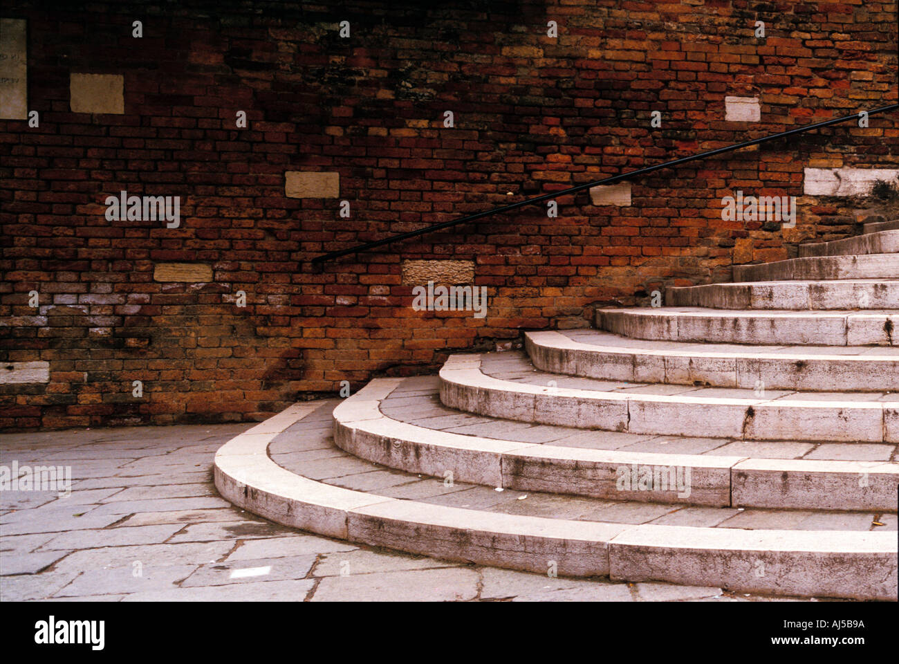 Venice steps leading to bridge over canal Stock Photo - Alamy