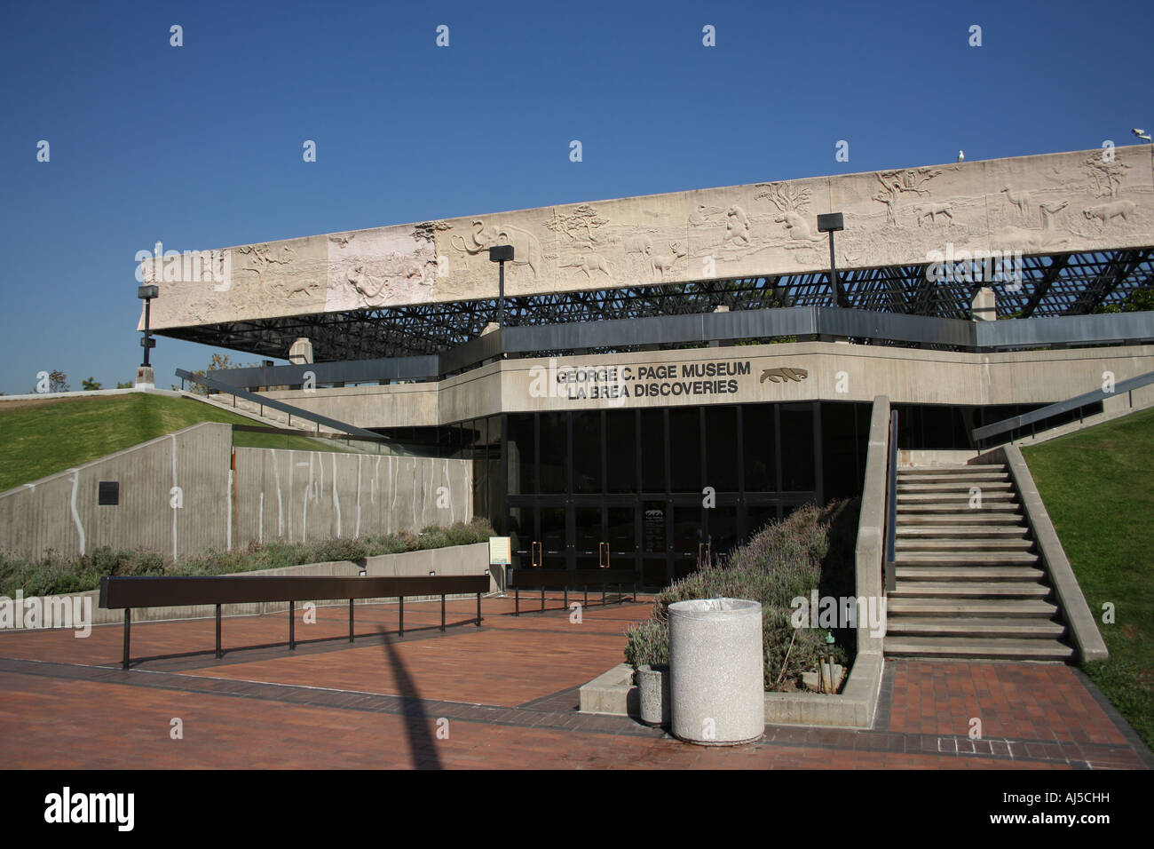 entrance to George C Page Museum Tar Pit Discoveries Los Angeles ...