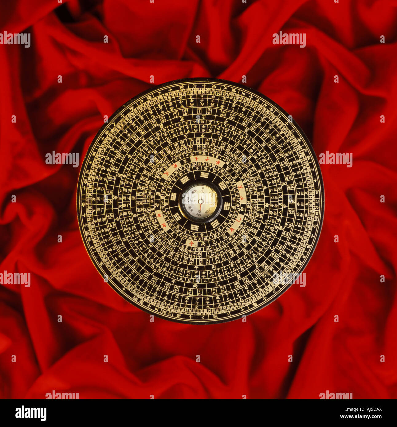 Chinese compass hi-res stock photography and images - Alamy