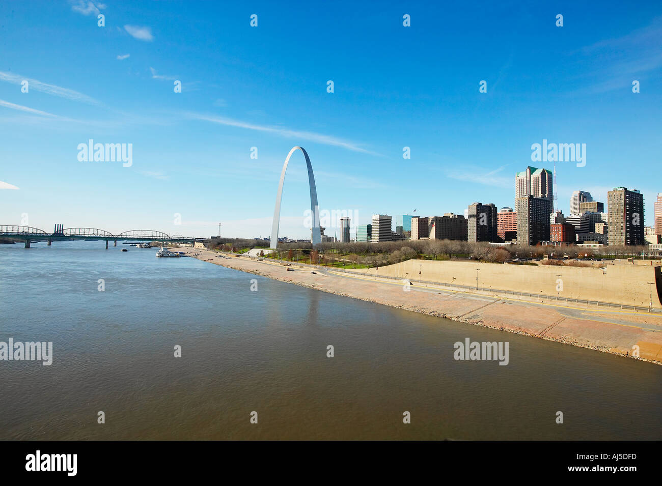 St louis missouri arch bridge hi-res stock photography and images - Alamy
