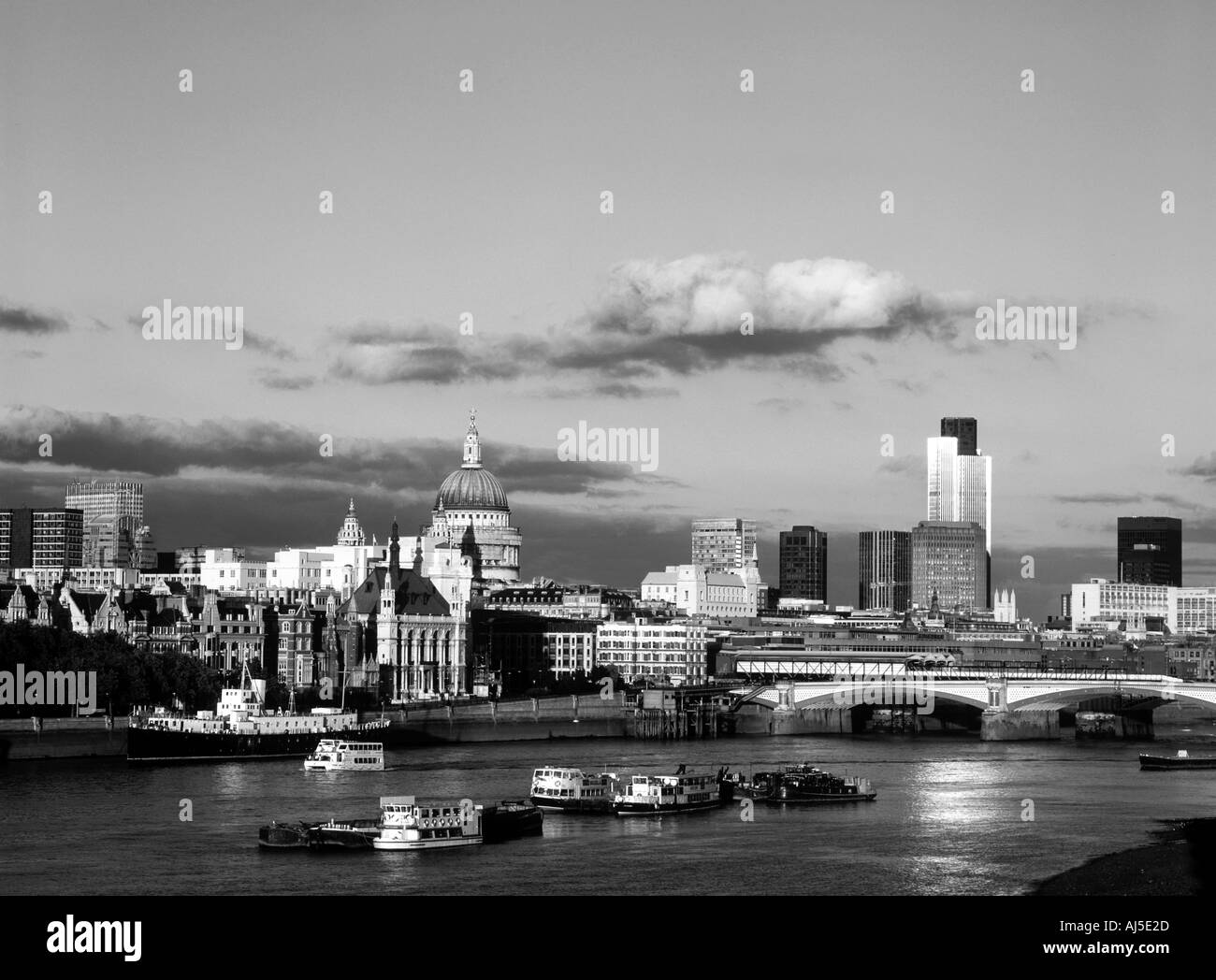 Waterloo Square Black and White Stock Photos & Images - Alamy