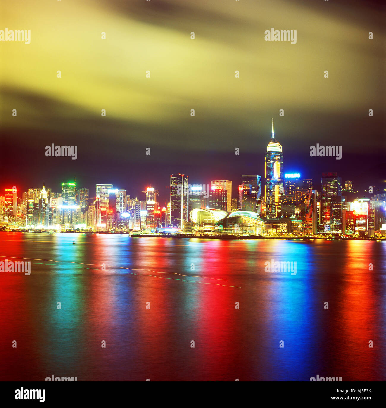 Reflection hong kong skyline victoria harbour central plaza hi-res ...