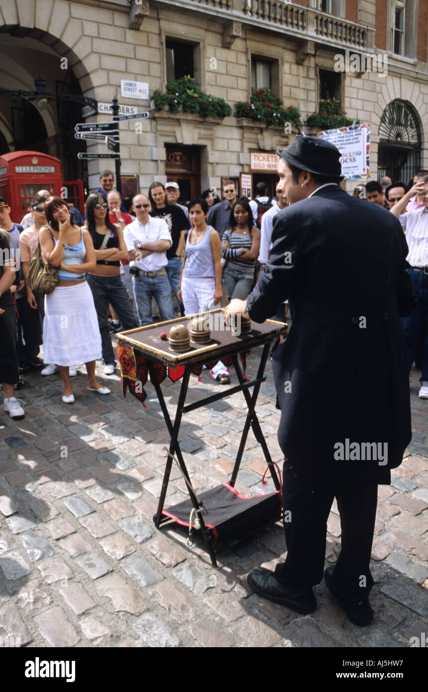 Street Entertainer Playing To The Crowds London Stock Photo - Alamy