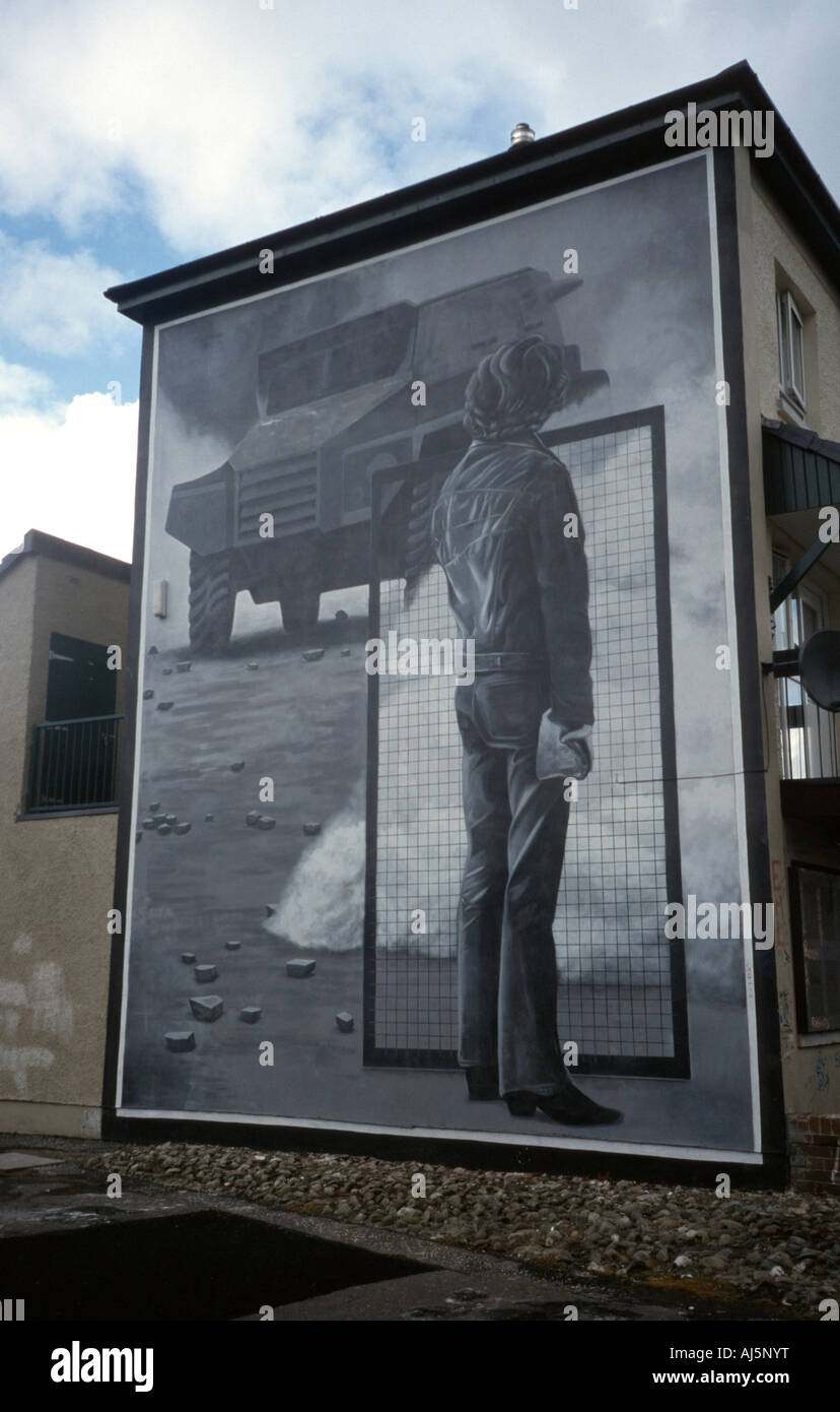 Mural depicting the battle of the bogside in August 1969 at bogside ...
