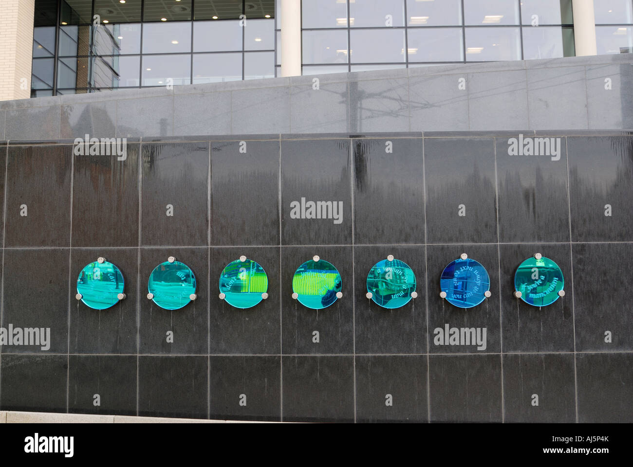 Artwork on manchester wall hi-res stock photography and images - Alamy