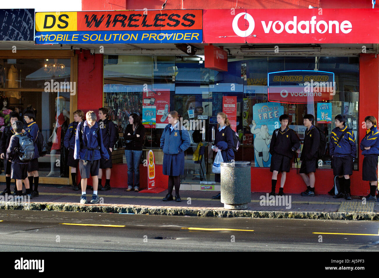 New Zealand Auckland school children waiting for bus Stock Photo - Alamy