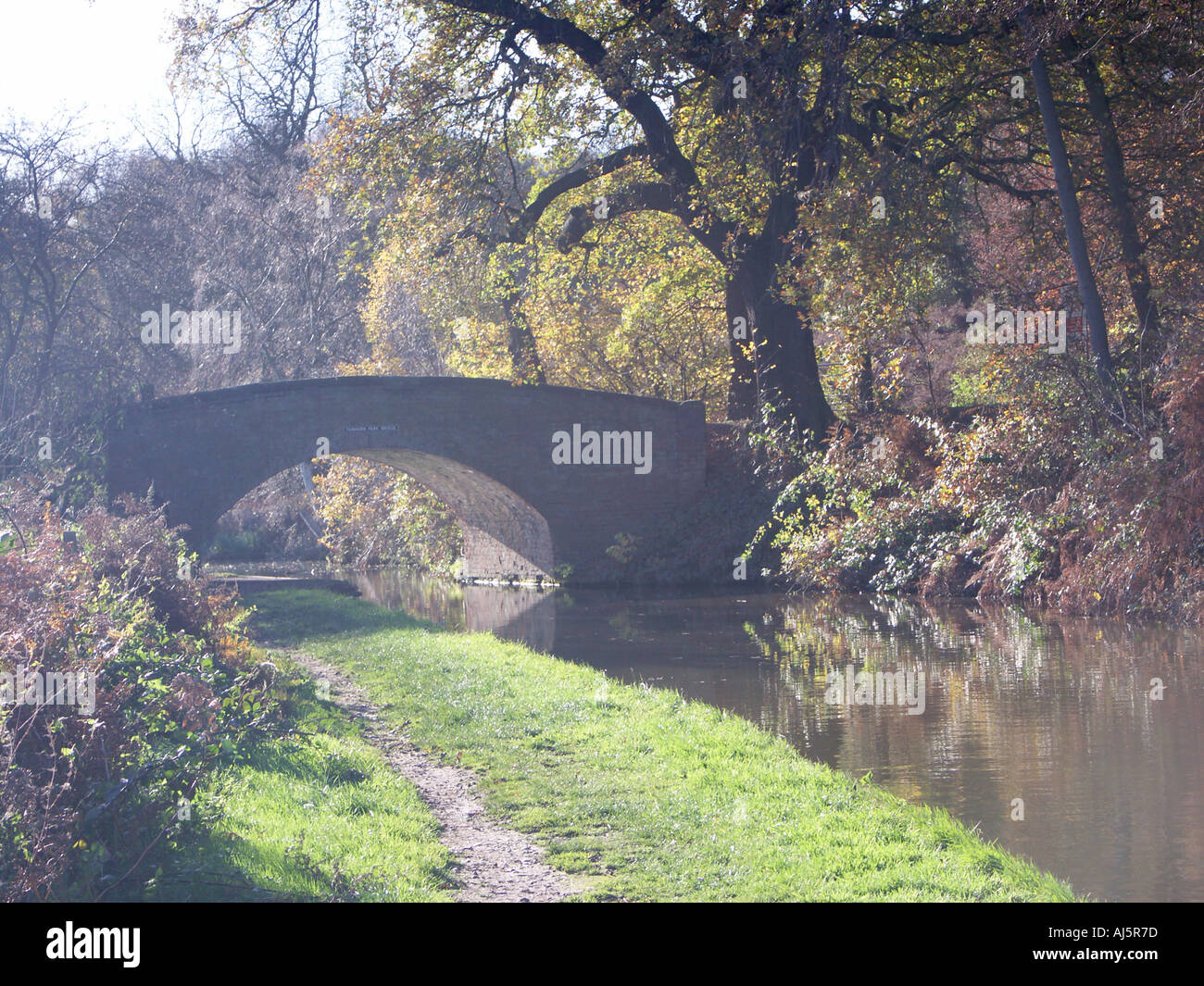 Hopwas Canal Bridge and Towpath Stock Photo - Alamy