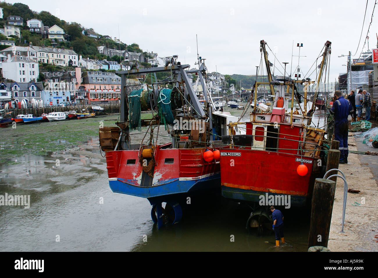 Looe Cornwall Fishing boats at low tide Stock Photo - Alamy