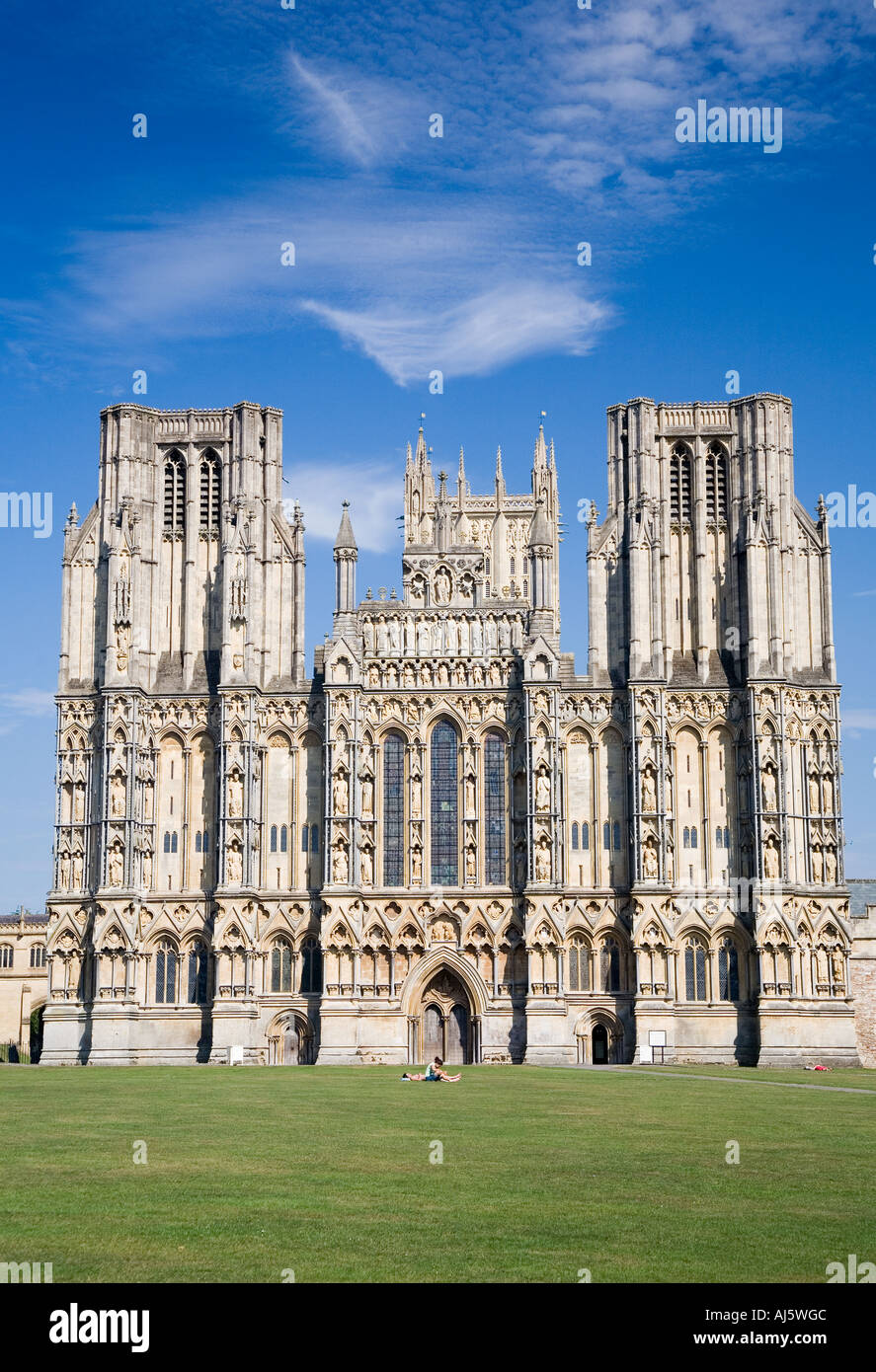 Wells Cathedral vertical front view Stock Photo - Alamy