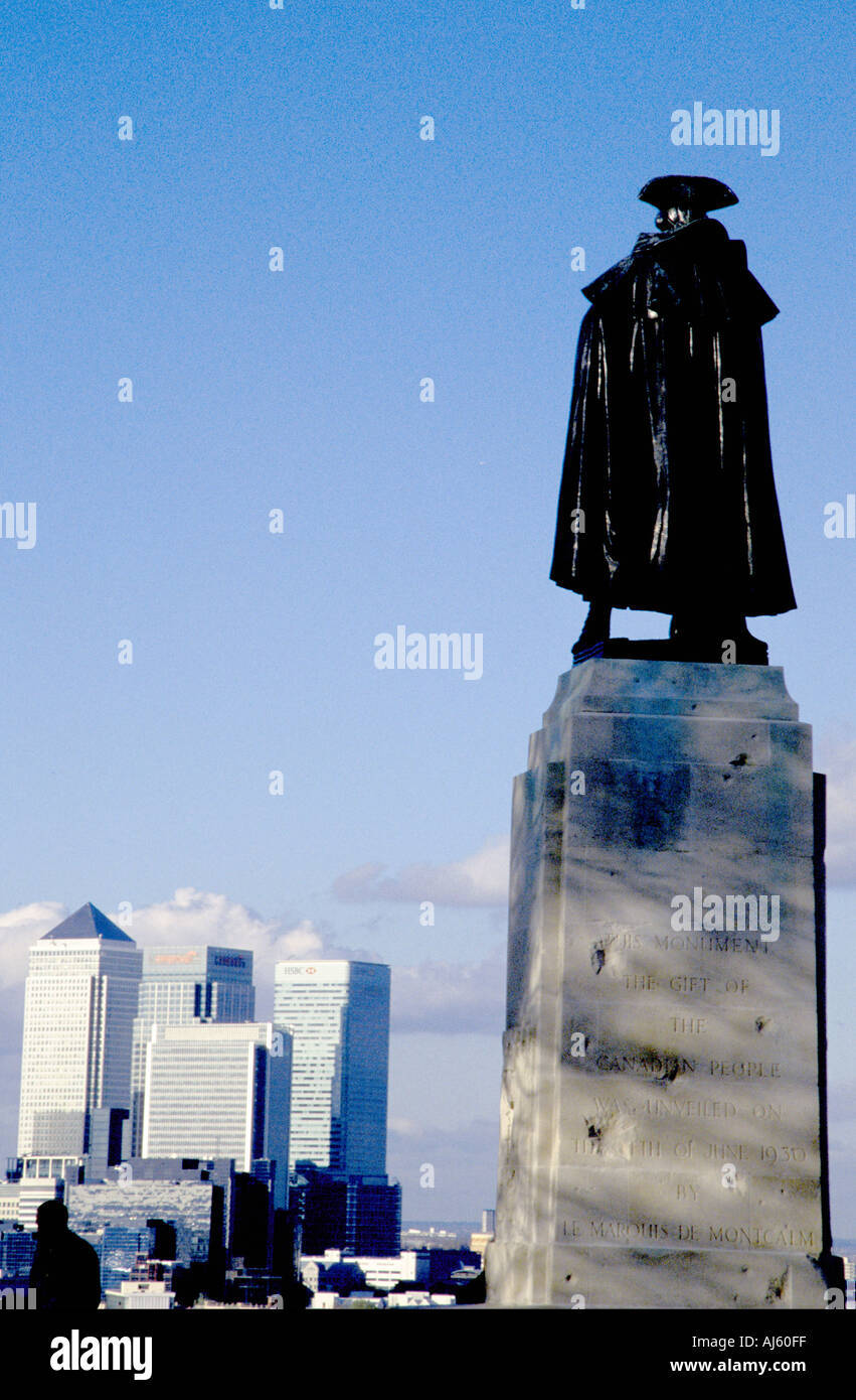 Statue of General Woolf Greenwich overlooks Canary Wharf Stock Photo ...