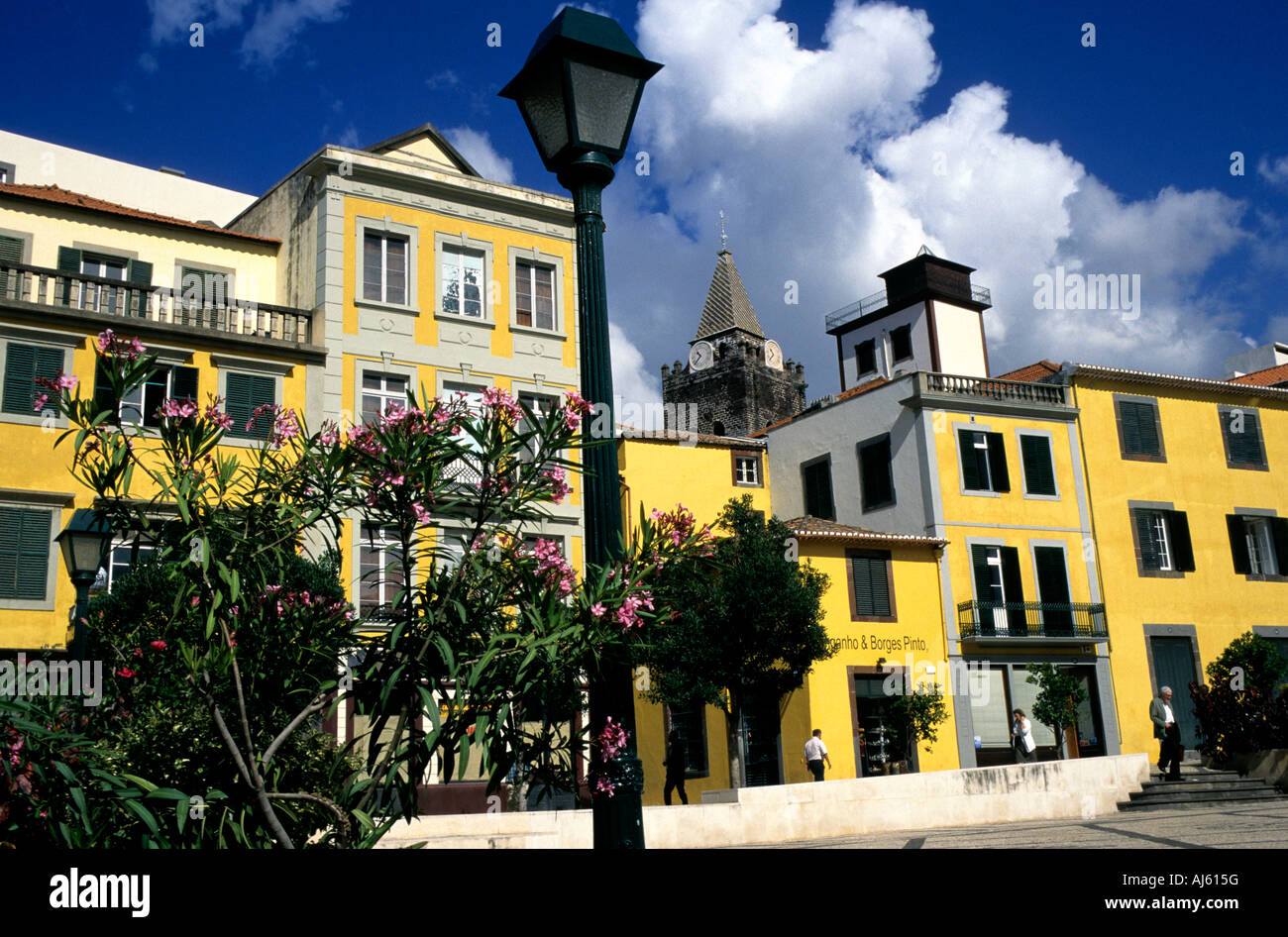 Parts of Funchal still retain vestiges of traditional architecture ...