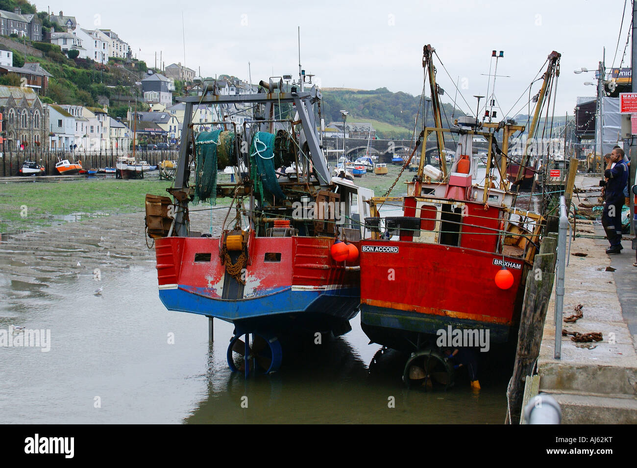 Looe Cornwall Fishing boats at Low tide Stock Photo - Alamy
