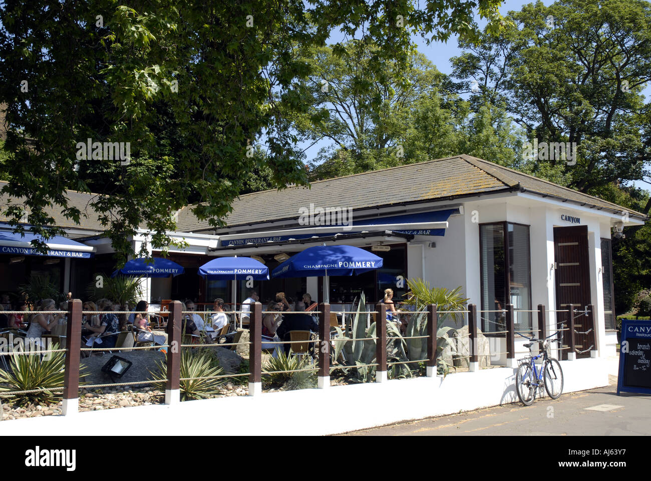 Richmond riverside cafe hi-res stock photography and images - Alamy