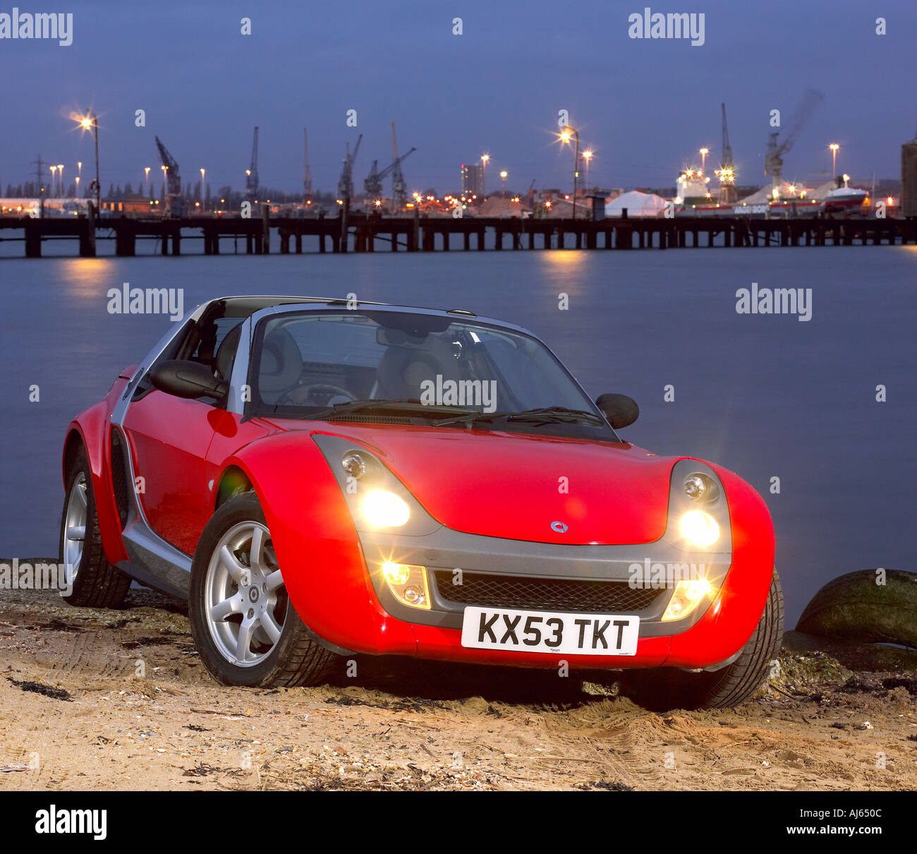 Smart car red hi-res stock photography and images - Alamy