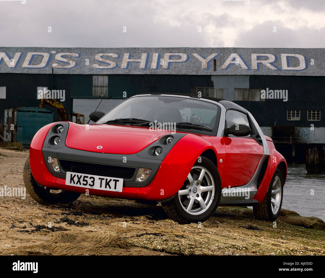 Smart car red hi-res stock photography and images - Alamy