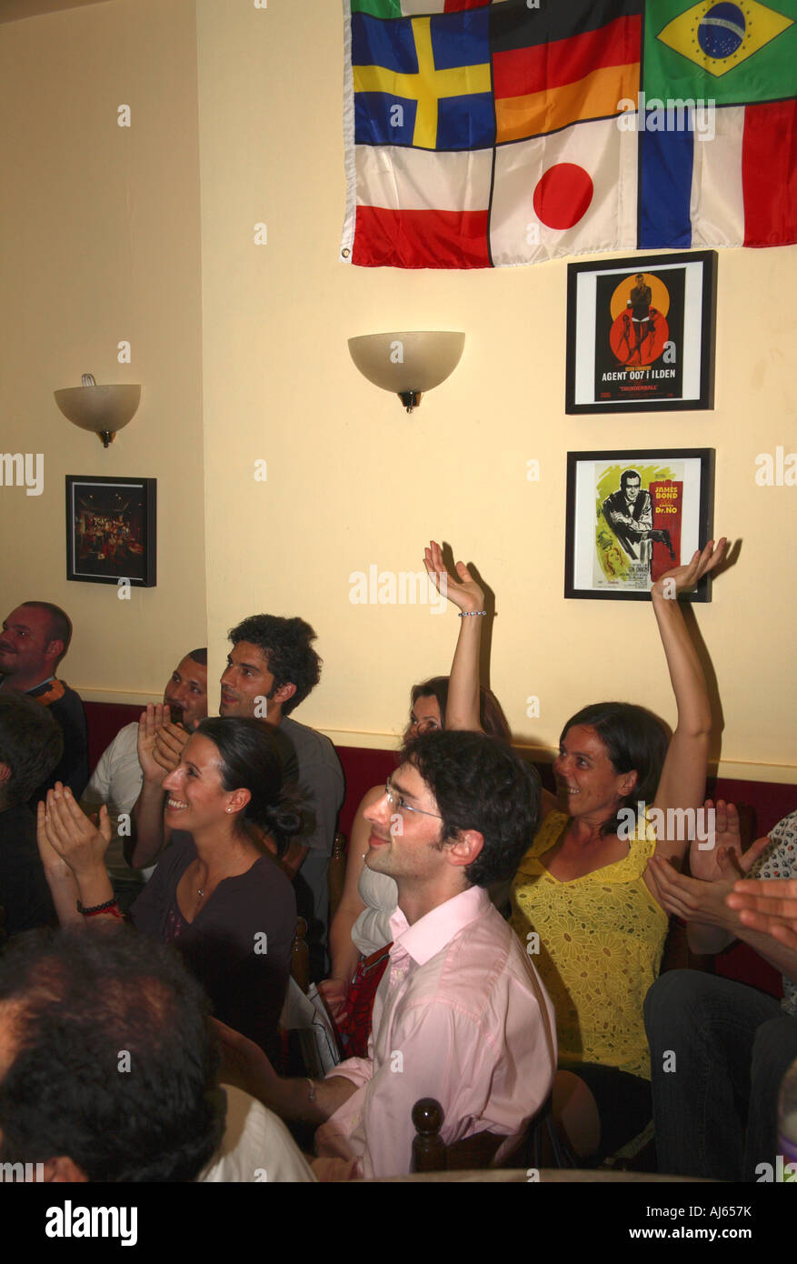 Audience clapping bar hi-res stock photography and images - Alamy