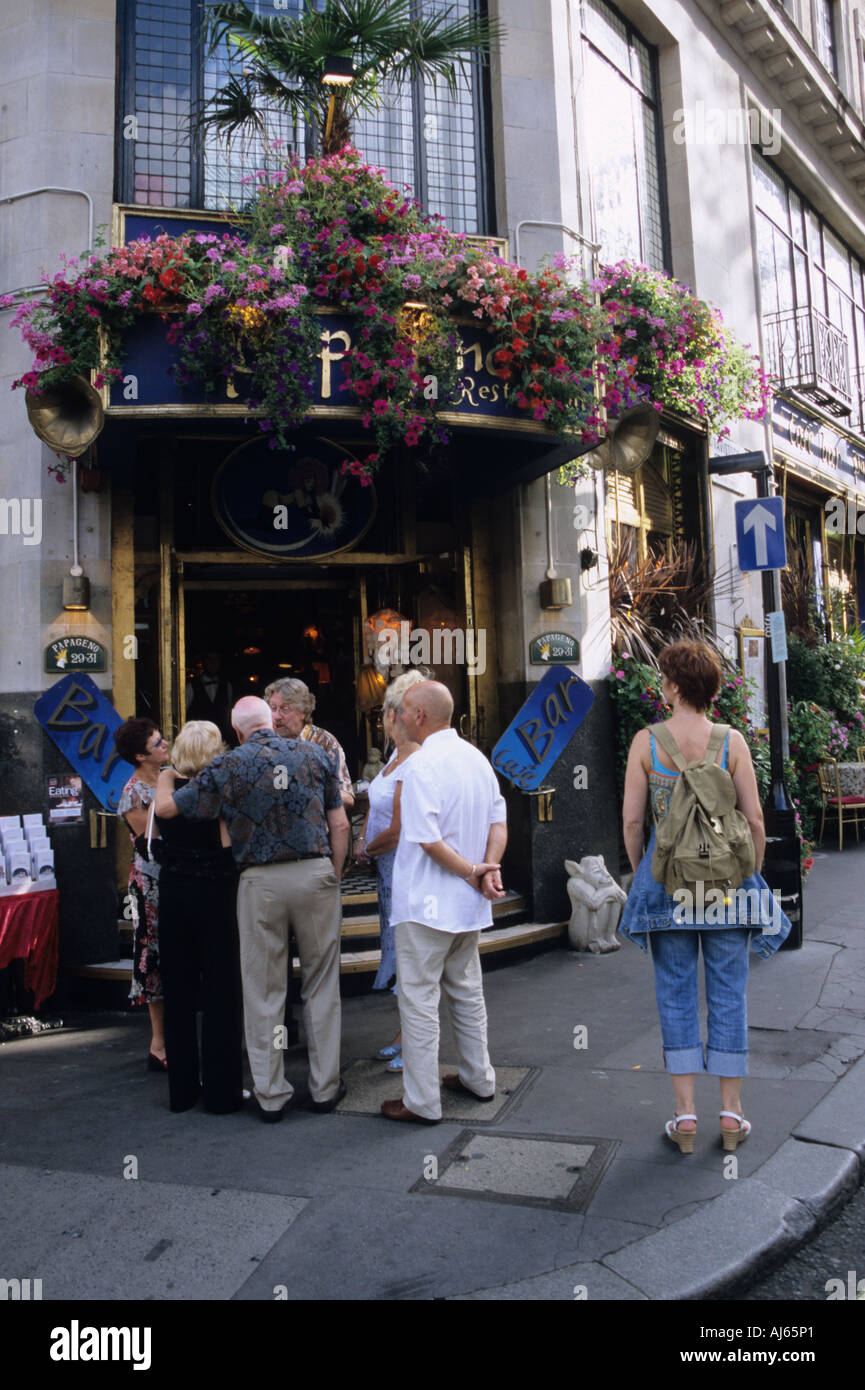 Theater goers hi-res stock photography and images - Alamy