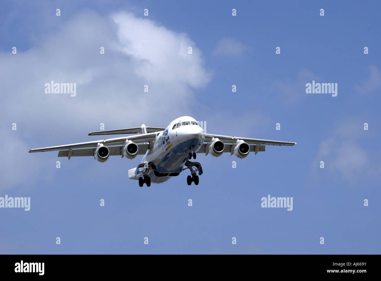BAe 146 WHISPER JET ON FINALS Stock Photo - Alamy