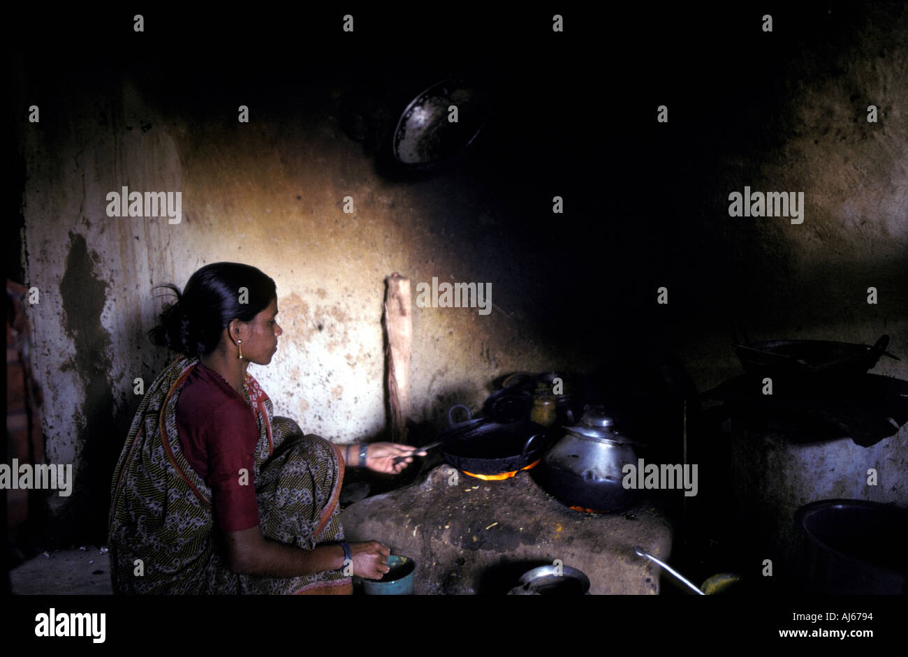 Indian woman cooking in the basic kitchen of a roadside cafe Stock ...