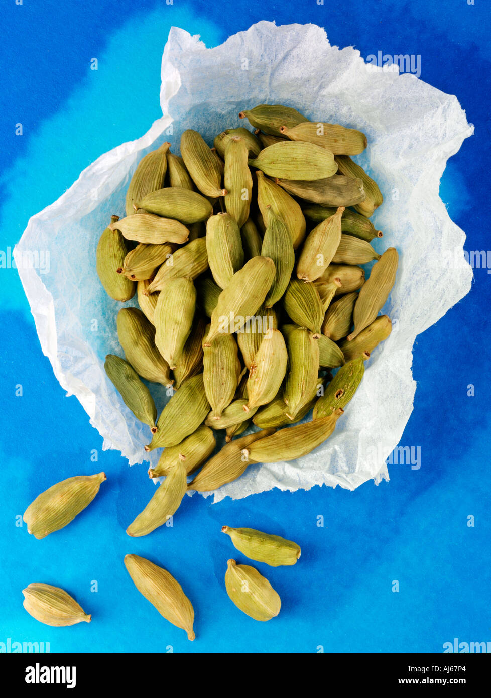 Whole dried green cardamon hi-res stock photography and images - Alamy