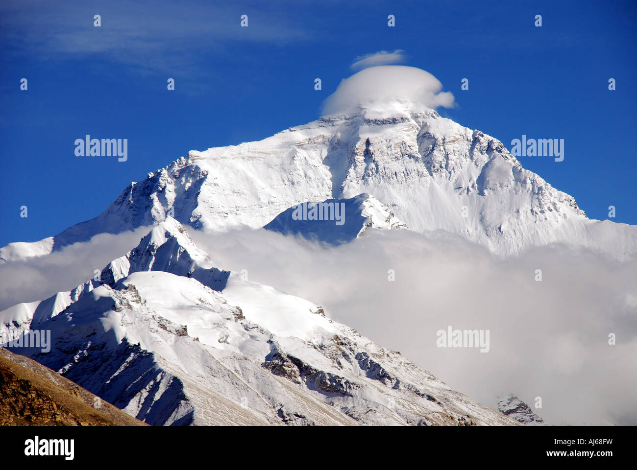 The North Face of Everest dominates the Rongbuk valley in Tibet Stock ...