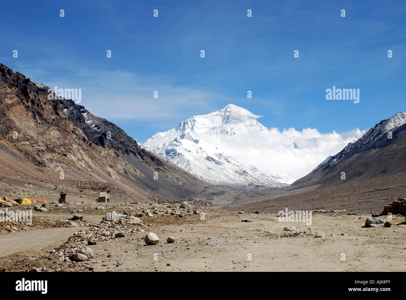 The North Face of Everest dominates the Rongbuk valley in Tibet Stock ...