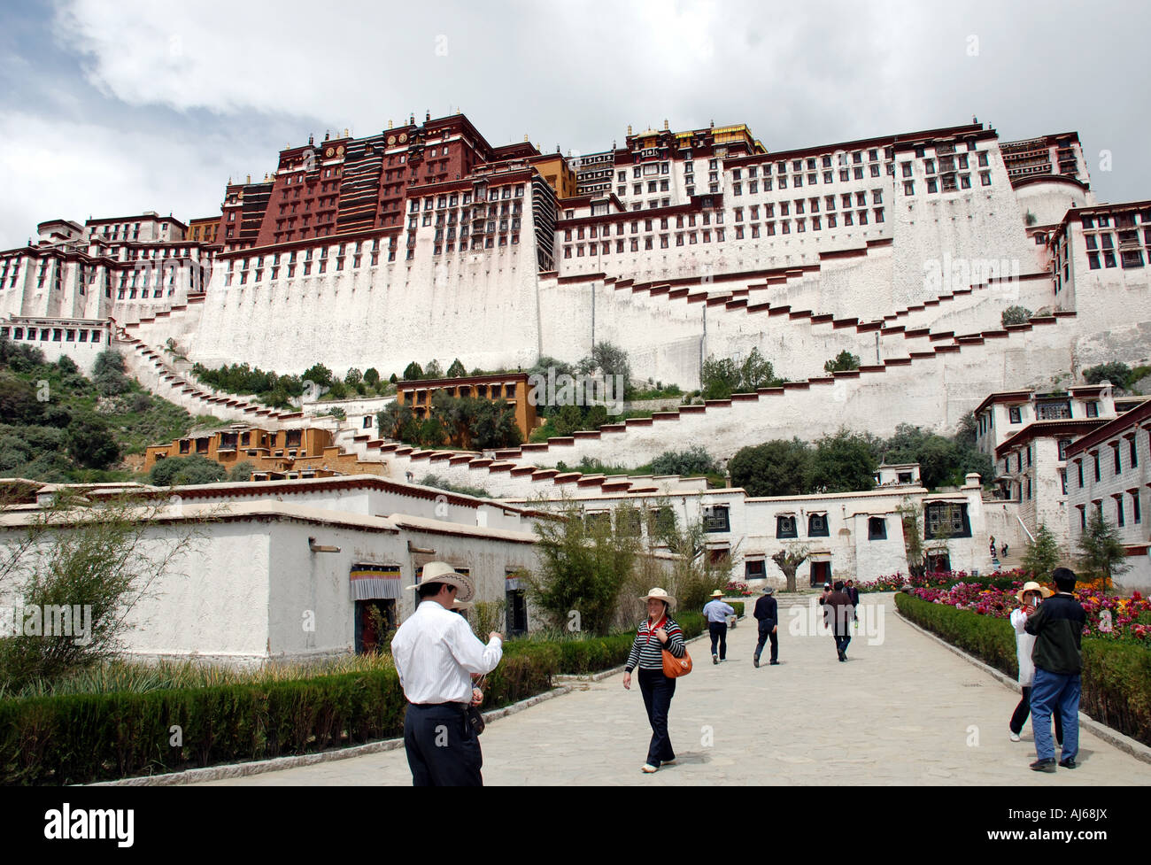 The Polata Palace which stands on the Red Hill in Lhasa Stock Photo - Alamy