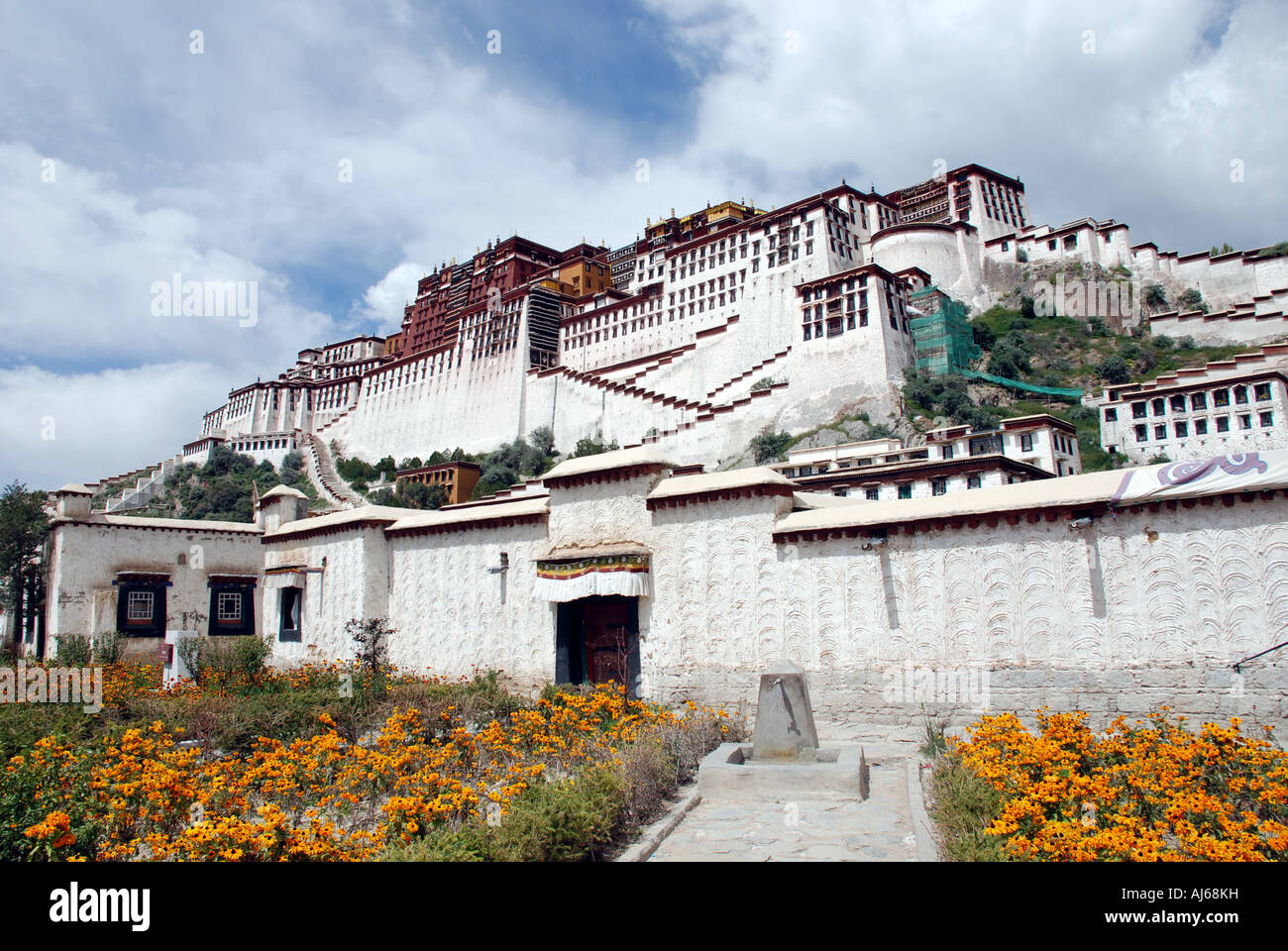 The Polata Palace which stands on the Red Hill in Lhasa Tibet Stock ...