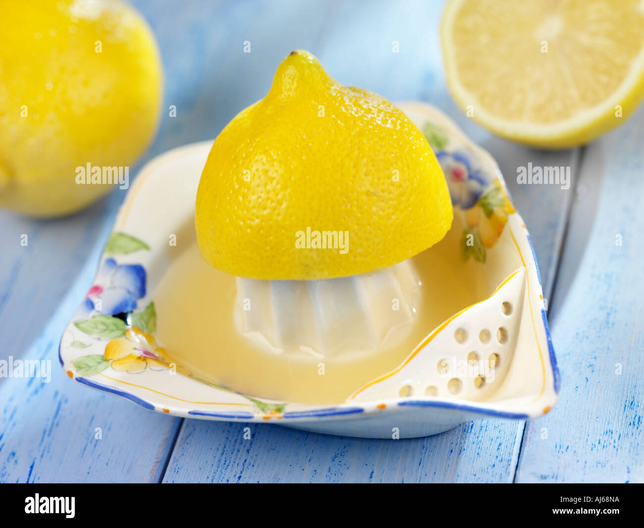 Squeezing lemons hi-res stock photography and images - Alamy