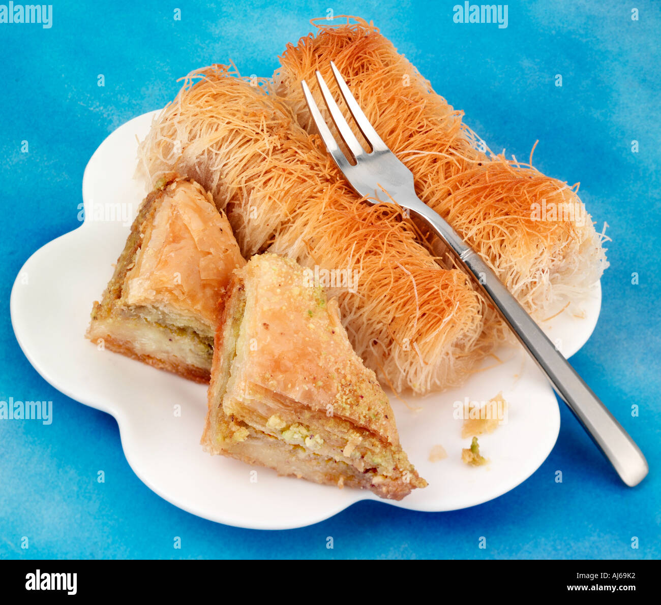 KADAYIF AND BAKLAVA PASTRIES Stock Photo - Alamy