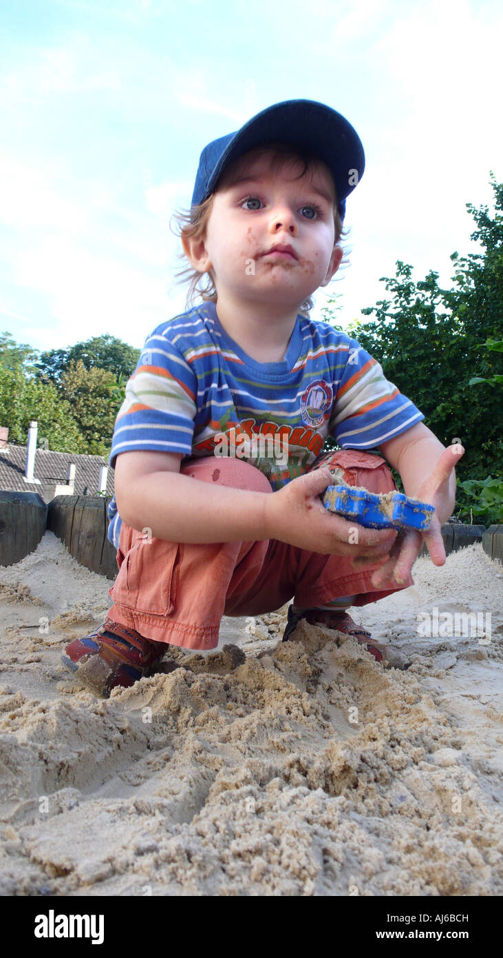Children playing in sand box hi-res stock photography and images - Alamy