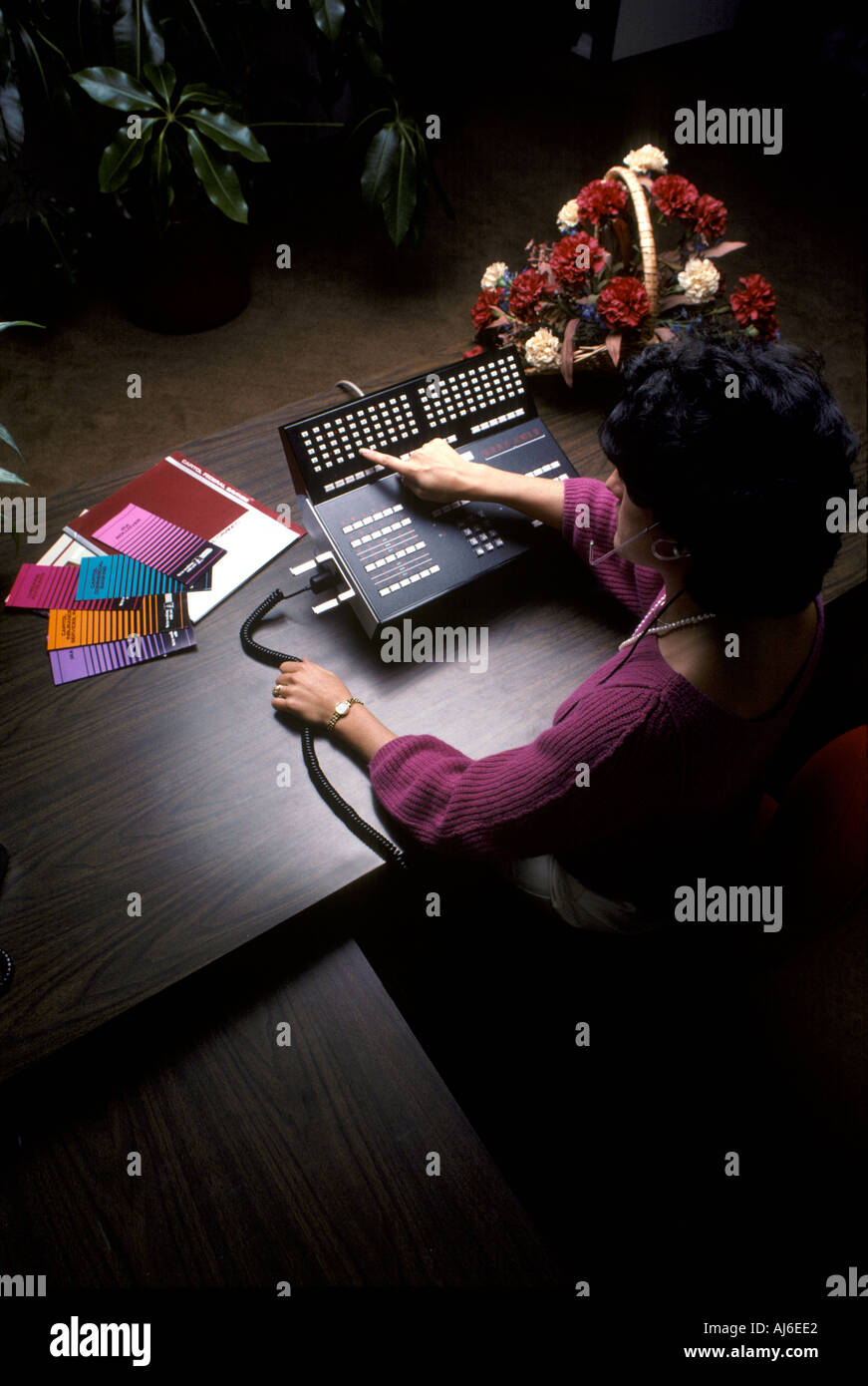 Switchboard operator female hi-res stock photography and images - Alamy