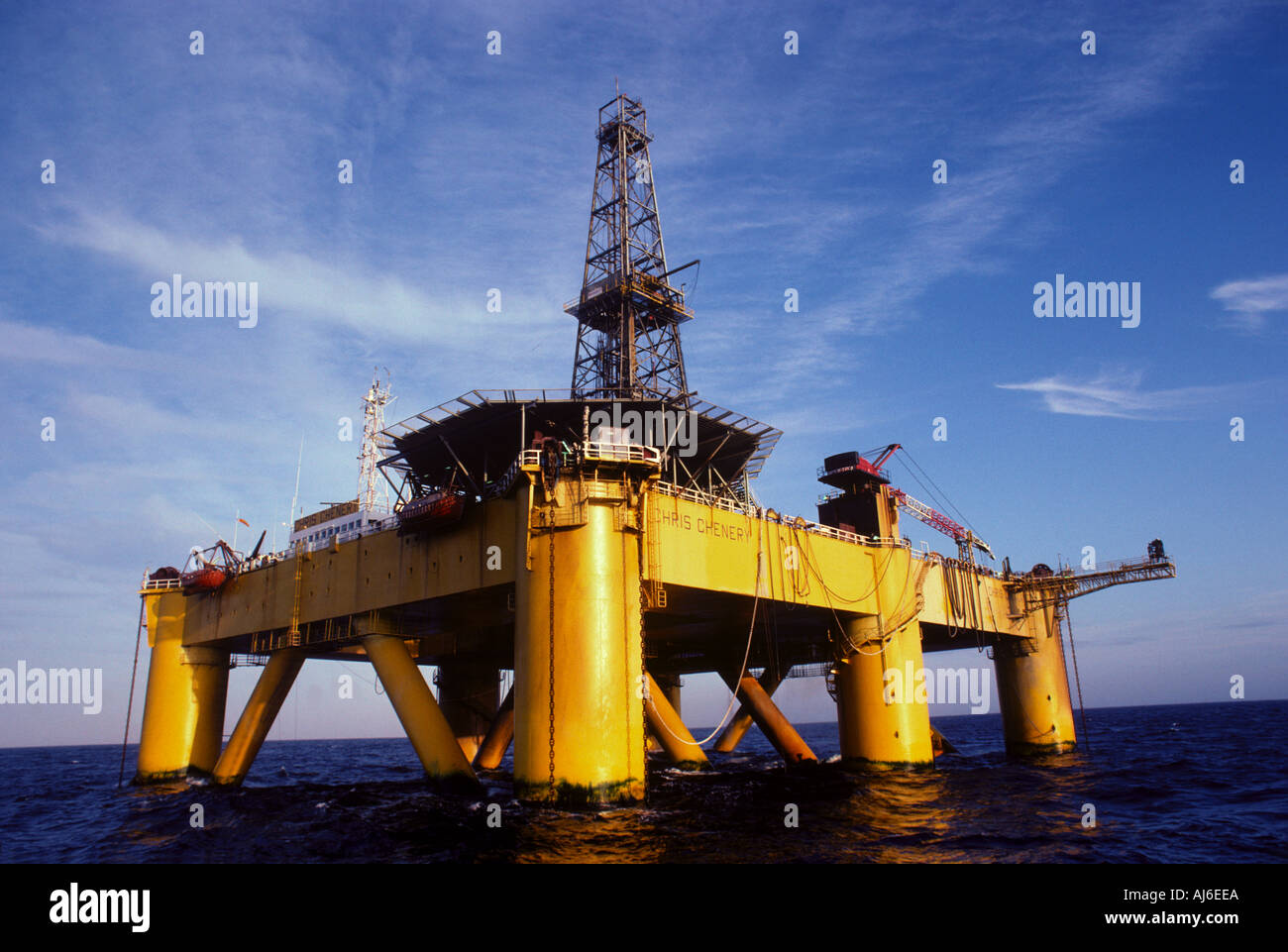 Lake oil platform hi-res stock photography and images - Alamy