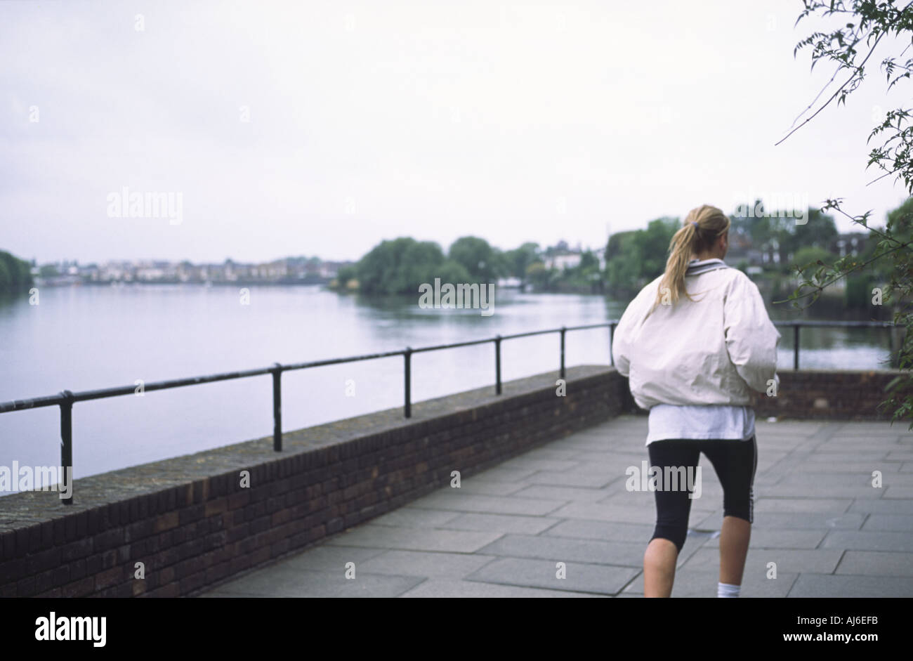 Running along thames london hi-res stock photography and images - Alamy