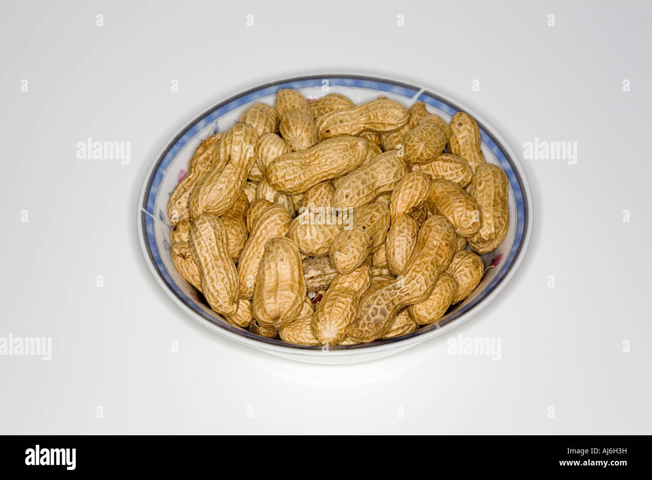 Bowl of roasted peanuts in their shells Stock Photo - Alamy