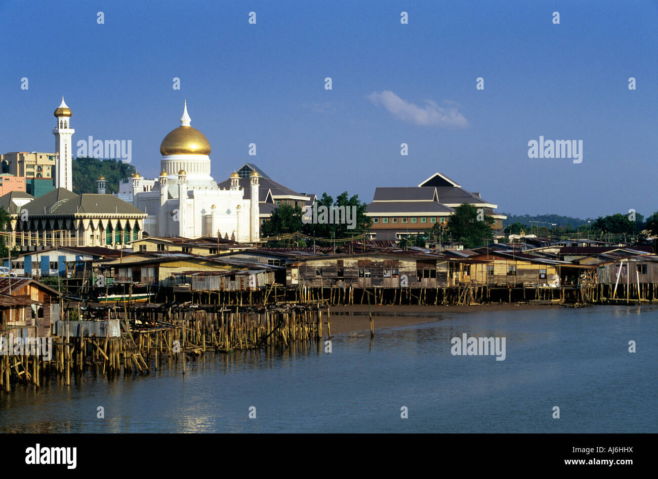 The Sultan Omar Ali Saifuddien Mosque and water village (Kampong Ayer ...