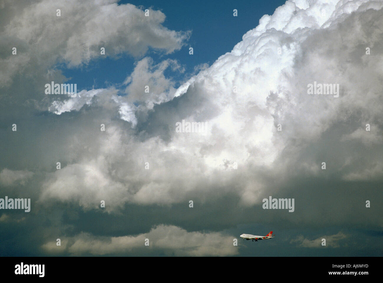 Massive cloud formations dwarfs Boeing 747 Jumbo jet near Los Angeles ...