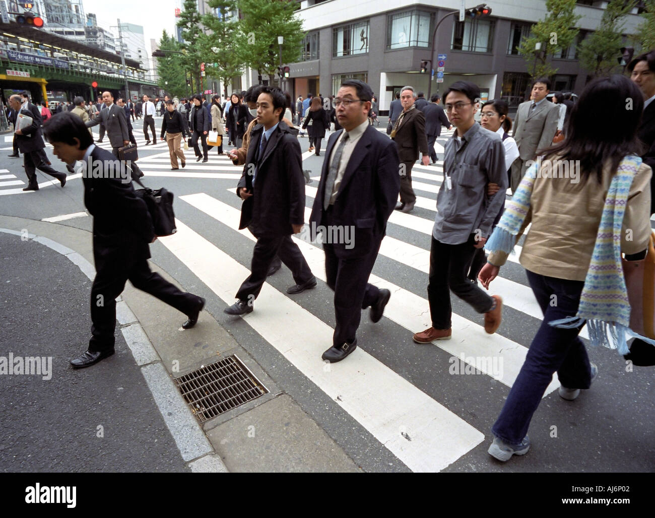 Crowd crossing a busy intersection near Yurakucho subway station in ...