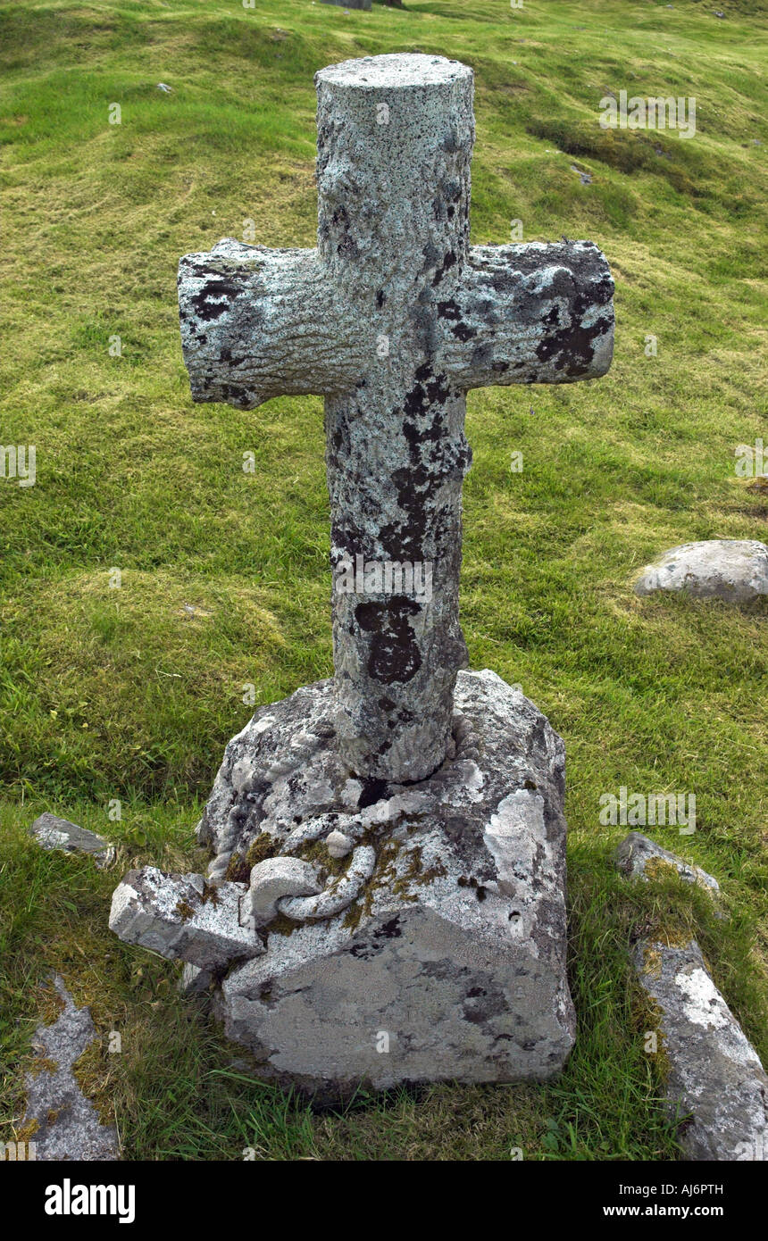 Cross on gravestone hi-res stock photography and images - Alamy