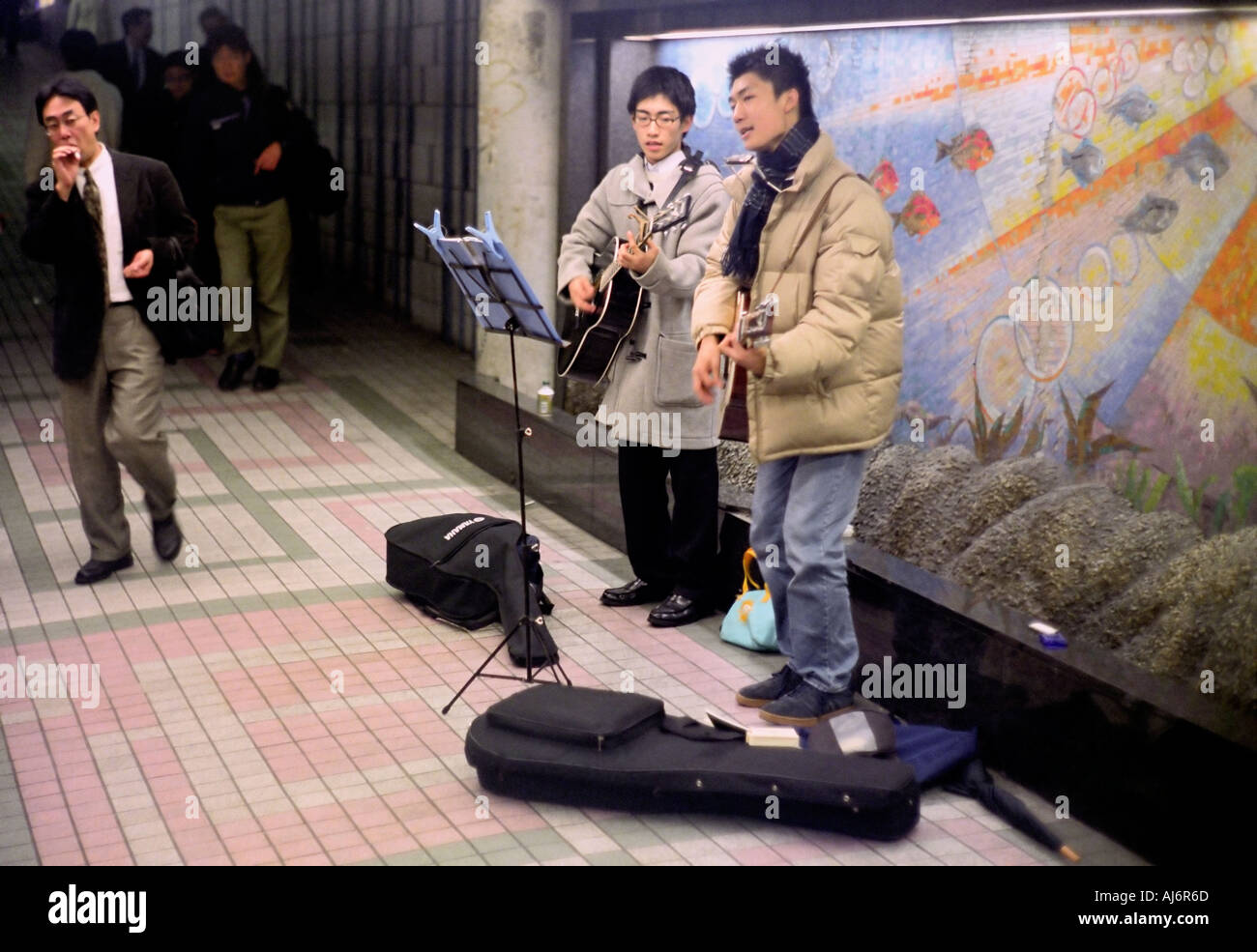 Street performers tourist train hi-res stock photography and images - Alamy