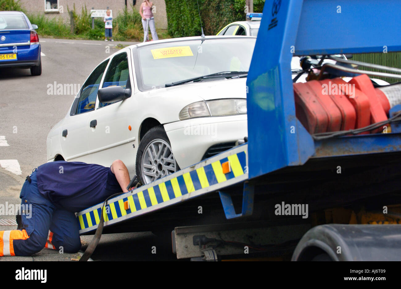 DVLA contractors supported by Police Officers take away an untaxed car ...