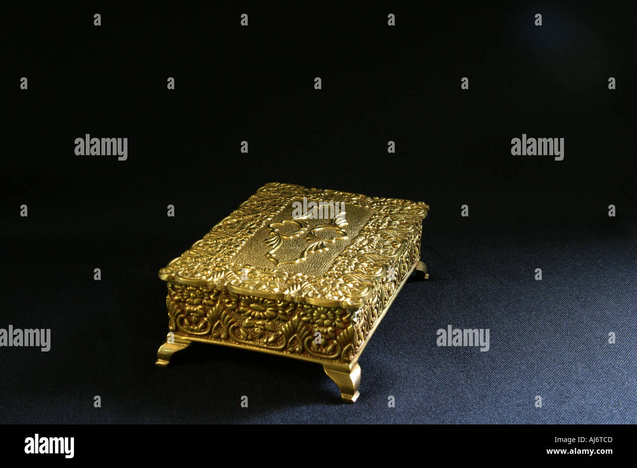 Chest with gold hi-res stock photography and images - Alamy